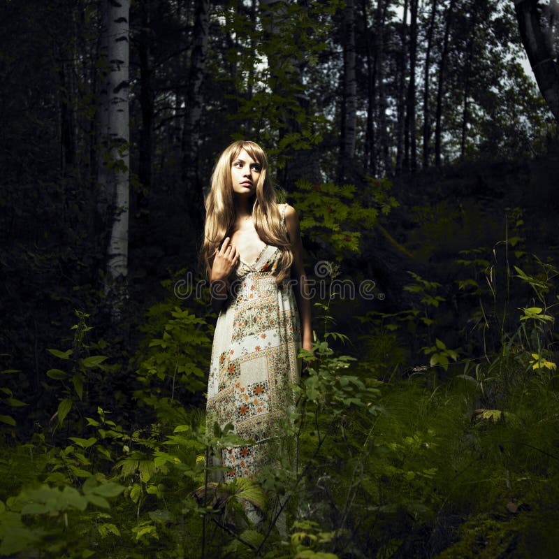 Muchacha En Bosque De Hadas Imagen de archivo - Imagen de hada, manera ...