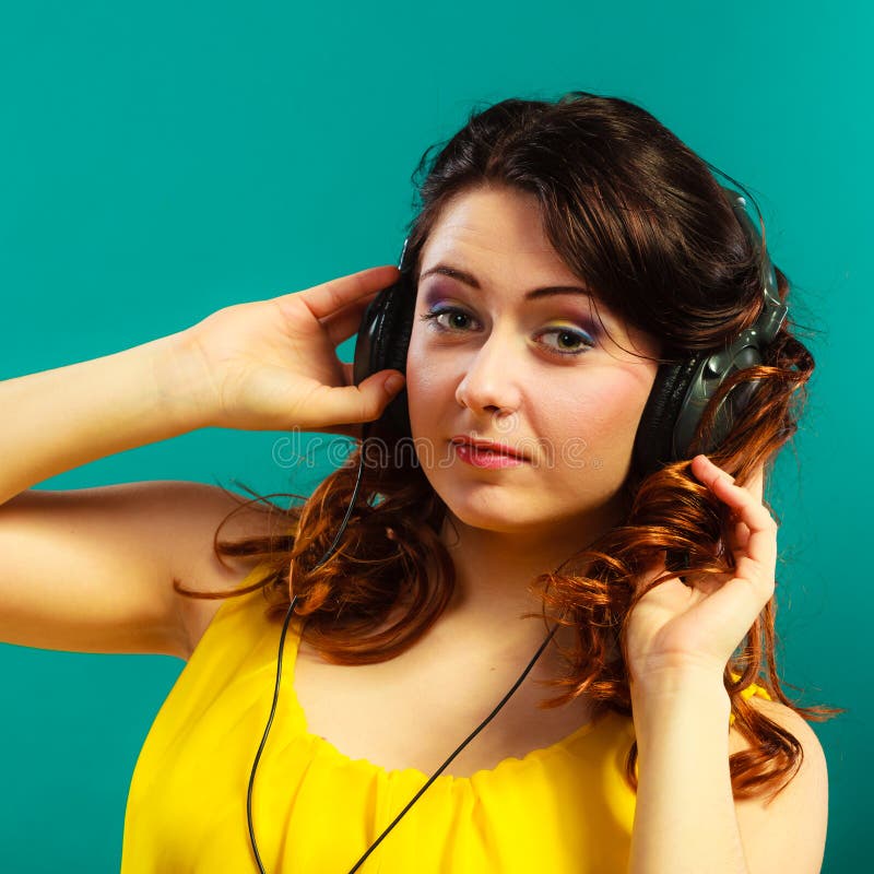 Muchacha En La Música Que Escucha Mp3 De Los Auriculares Que Se Relaja