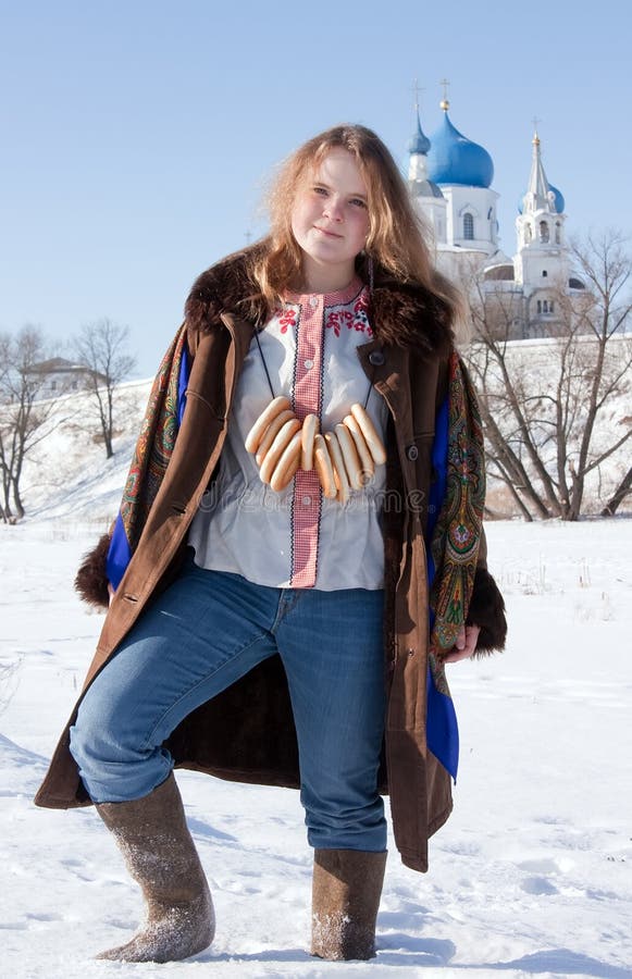 Muchacha En La Ropa Tradicional Rusa Imagen de archivo - Imagen de ...