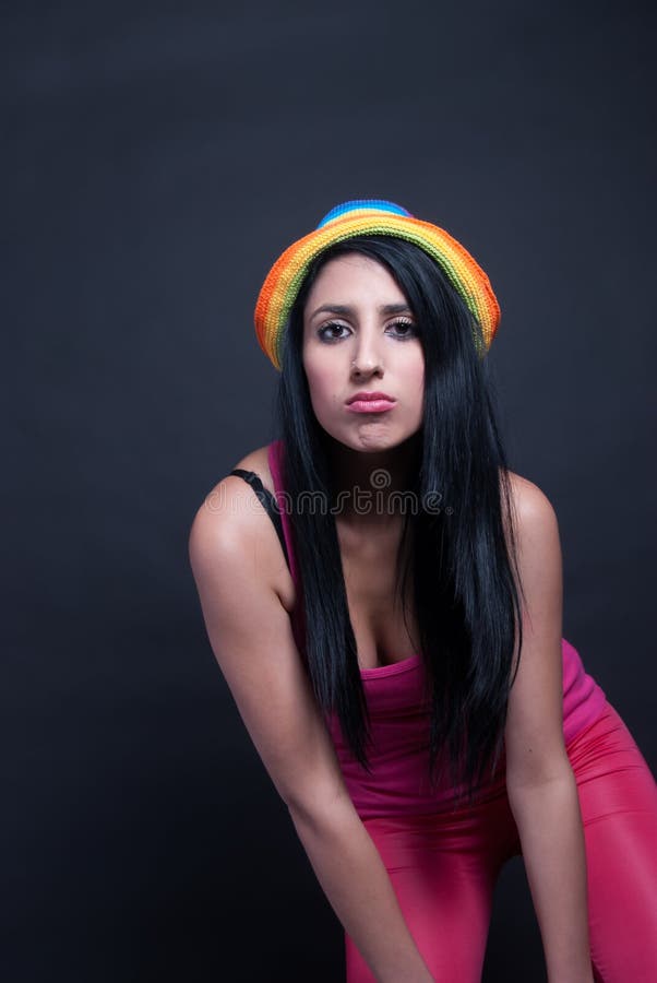 Muchacha En Rosa Con El Sombrero Colorido Foto de archivo - Imagen de ...