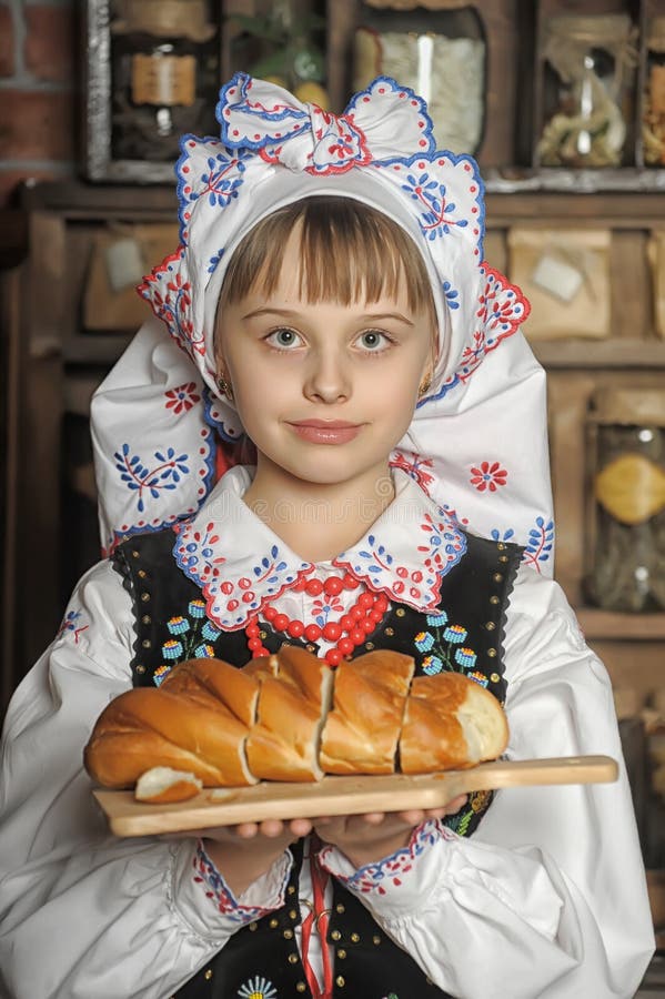 Muchacha En Traje Nacional Polaco Imagen de archivo - Imagen de ...