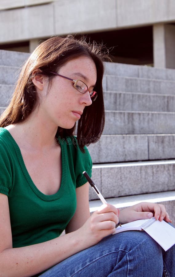 Muchacha estudiosa foto de archivo. Imagen de morena - 14052136