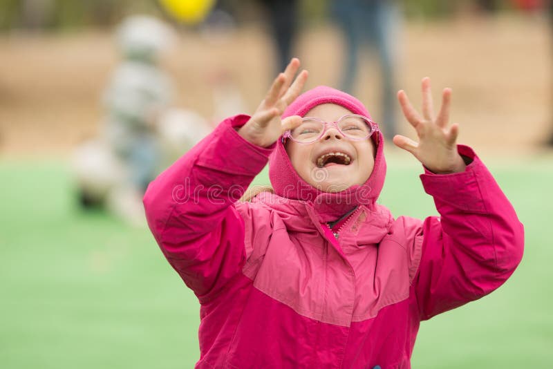 Muchacha Feliz Con Síndrome De Down Foto de archivo - Imagen de cara ...