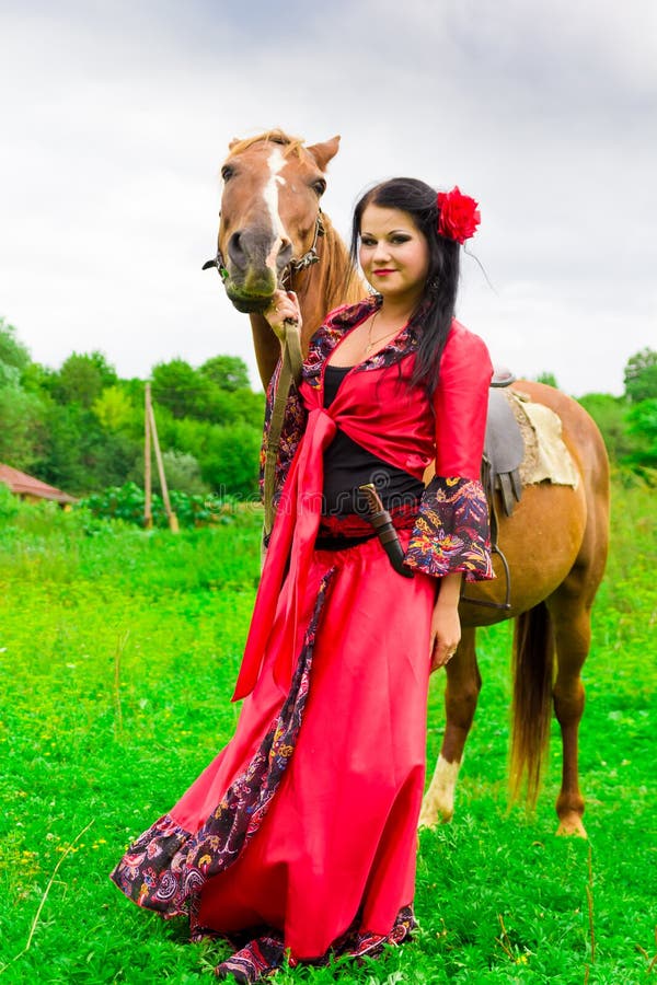 Dos Muchachas Gitanas Hermosas Foto de archivo - Imagen de cubo ...