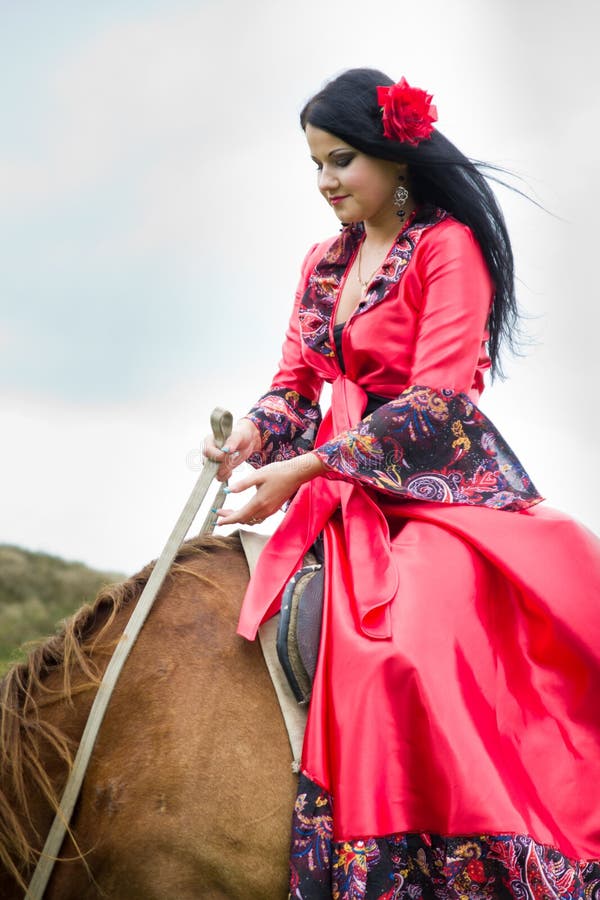 Muchacha Gitana Hermosa Que Monta Un Caballo Imagen de archivo - Imagen ...