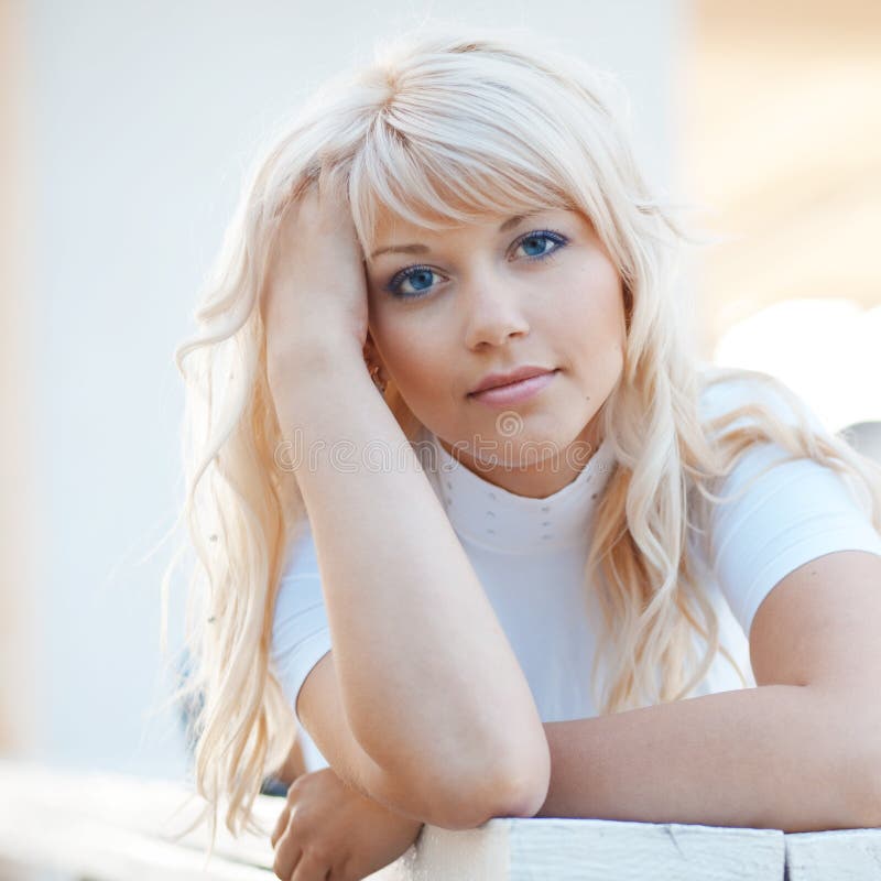 Muchacha hermosa foto de archivo. Imagen de lifestyle - 10025216