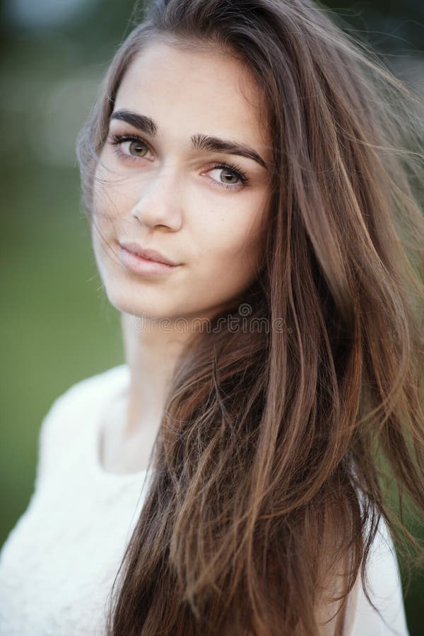 Muchacha Hermosa Con El Pelo Largo Imagen de archivo - Imagen de morena ...