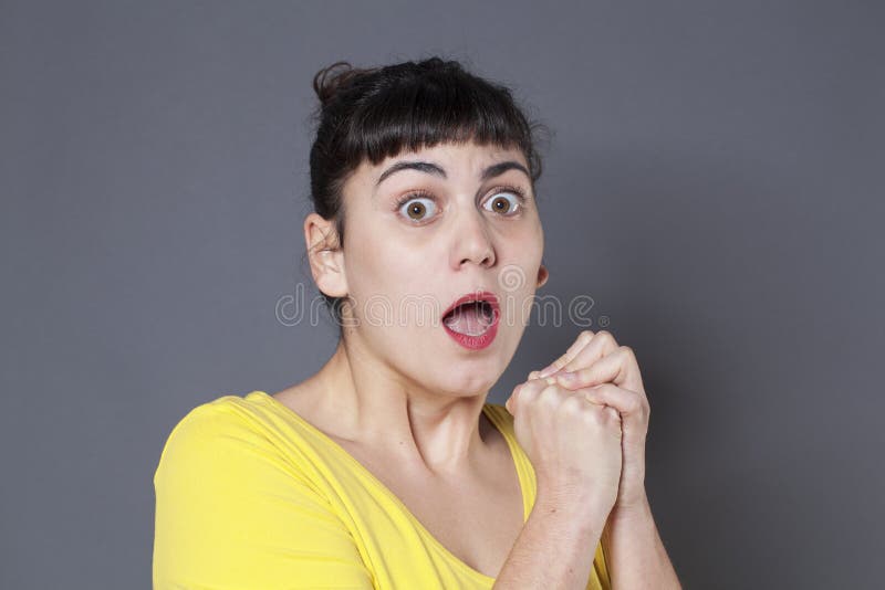 Morenita Pasmada Que Expresa Sorpresa Con Ella Ojos Imagen de archivo ...