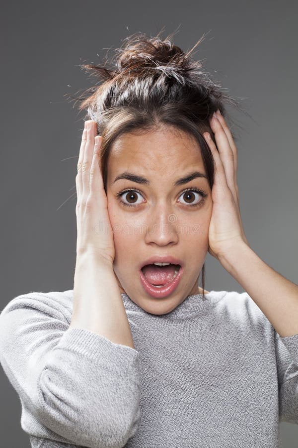 Mujer Atractiva Joven Pasmada Que Expresa Pesar O Error Foto de archivo ...