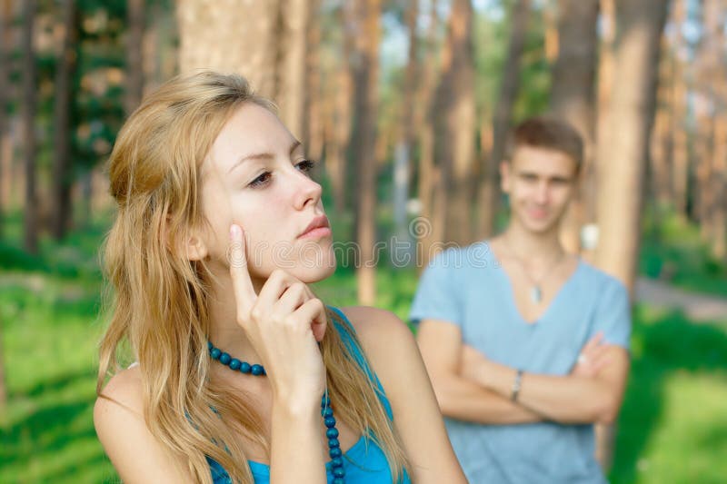 Muchacha Ofendida Con Un Muchacho En El Fondo Imagen de archivo ...