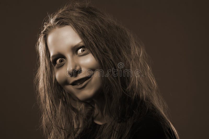 Muchacha Poseída Por Un Demonio Con Una Sonrisa Siniestra Foto de ...