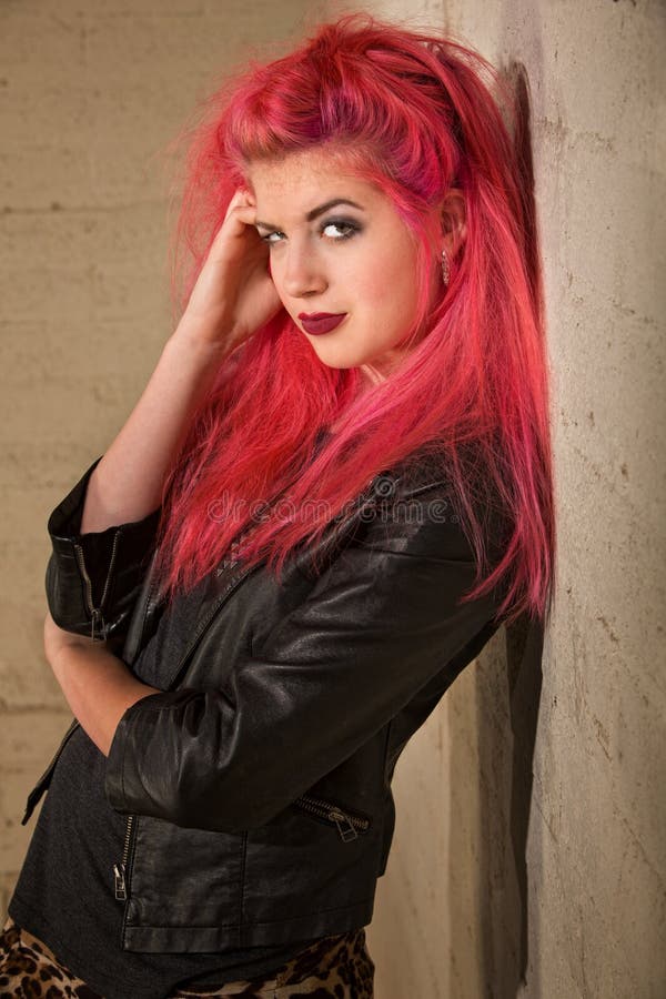 Muchacha punky sonriente imagen de archivo. Imagen de europeo - 30828227