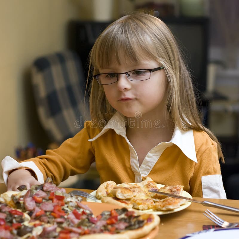 Muchacha que come la pizza imagen de archivo. Imagen de sabroso - 6535563