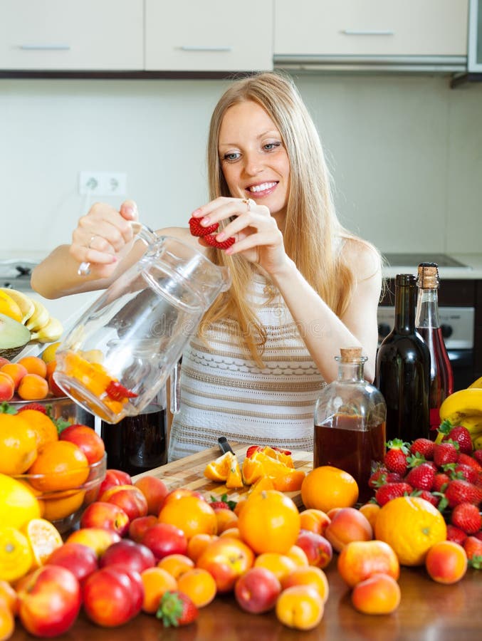 Muchacha Que Hace Las Bebidas De Las Frutas Con Alcohol Foto de archivo ...