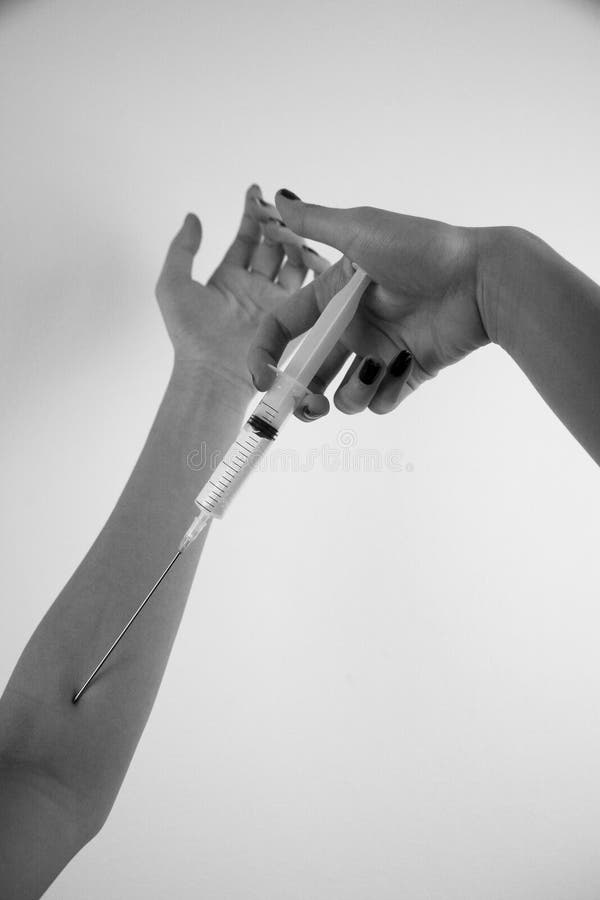 Muchacha Que Inyecta Las Drogas Foto de archivo - Imagen de doloroso ...