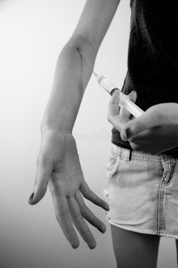 Muchacha Que Inyecta Las Drogas Imagen de archivo - Imagen de adicto ...