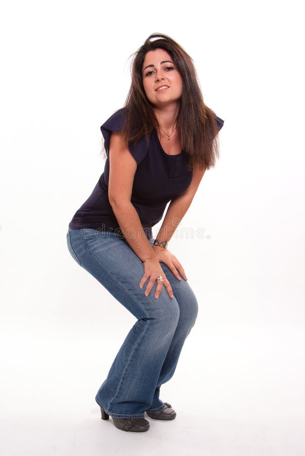 Muchacha que se agacha imagen de archivo. Imagen de morena - 18572987