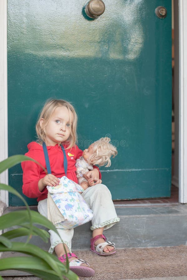 Muchacha Que Se Sienta En Puerta Principal Foto de archivo - Imagen de ... Muchacha Que Se Sienta En Puerta Principal Foto de archivo - Imagen de ...