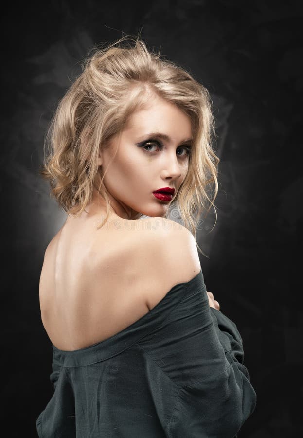 Muchacha Rubia Delgada Braless Joven Hermosa Con El Pelo Despeinado Y El Maquillaje Agresivo