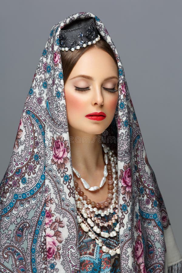 Muchacha Rusa Hermosa En Ropa Tradicional Imagen de archivo - Imagen de ...