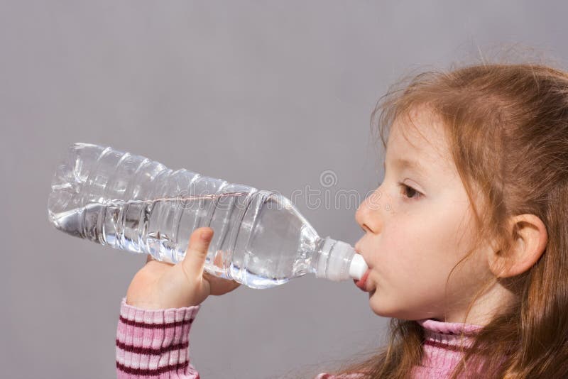 Muchacha sedienta foto de archivo. Imagen de rojo, disfrute - 1728858