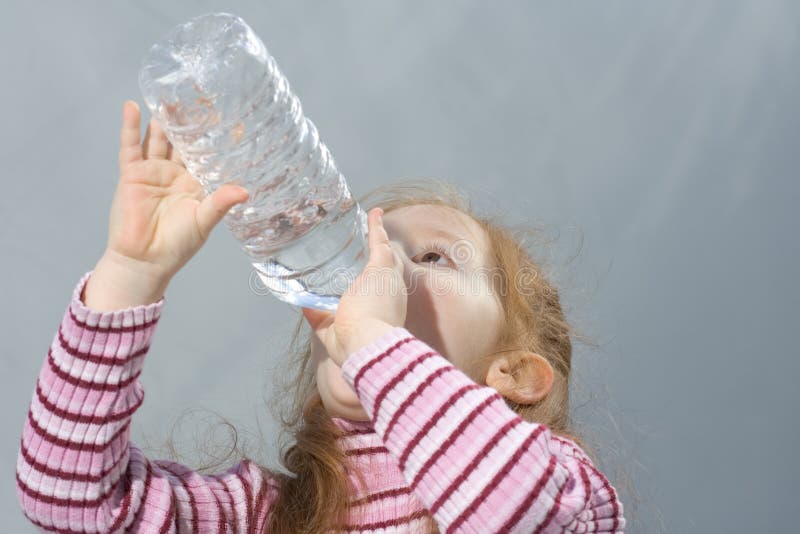 Muchacha sedienta imagen de archivo. Imagen de refresco - 1728859