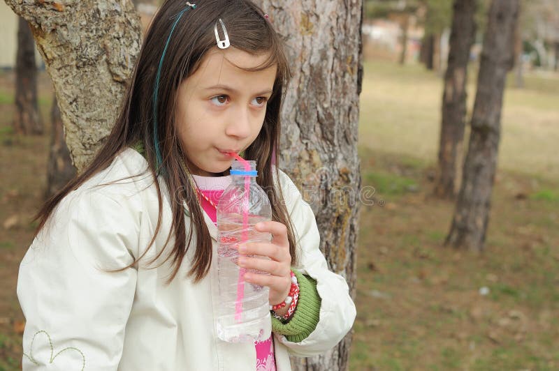 Muchacha sedienta foto de archivo. Imagen de cara, gente - 4471476