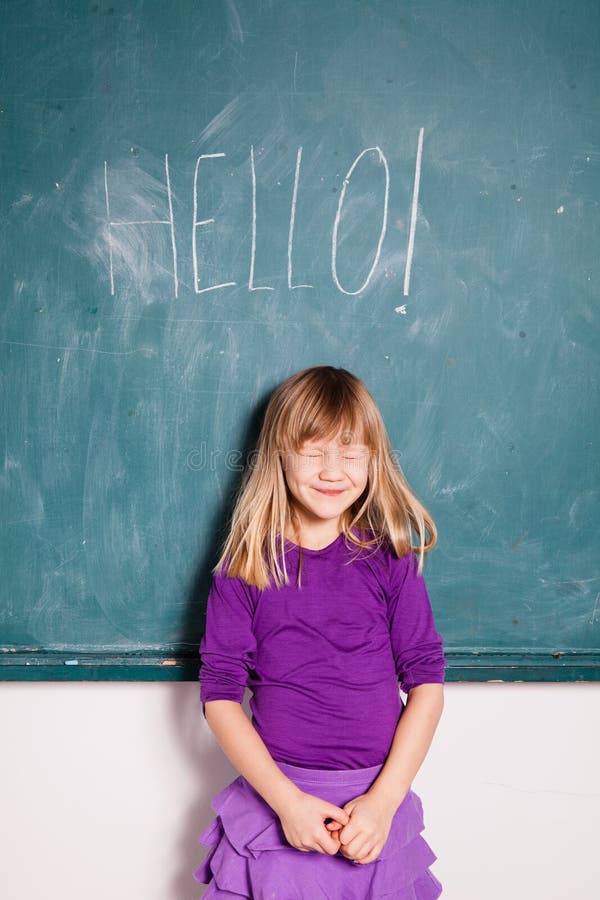 Muchacha Sonriente Con Palabra Hola En La Pizarra Foto de archivo ...