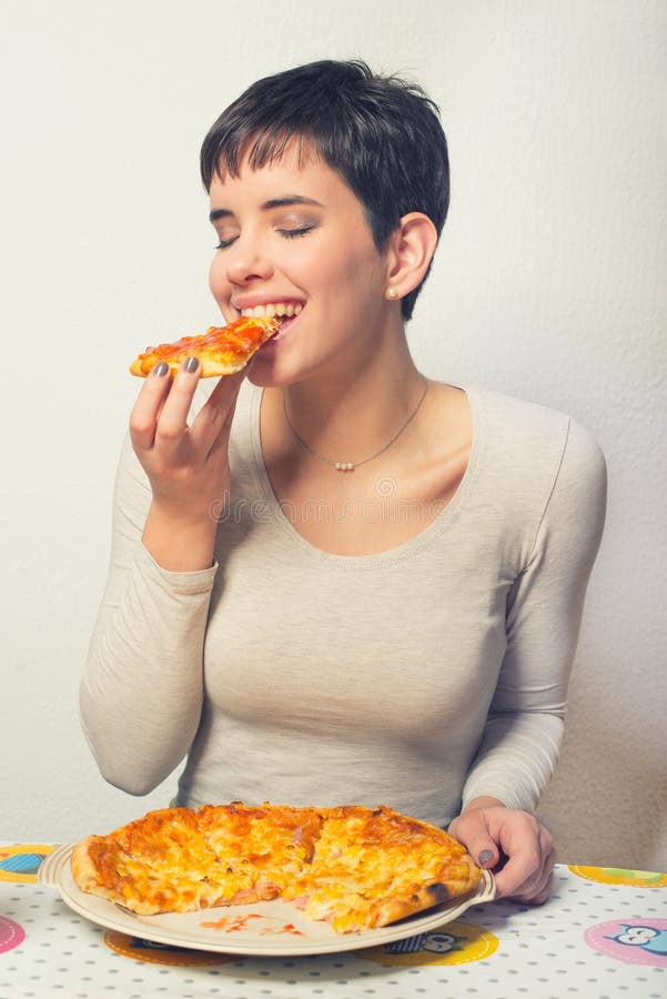 Muchacha Sonriente Feliz Que Come La Pizza En Casa Imagen de archivo ...