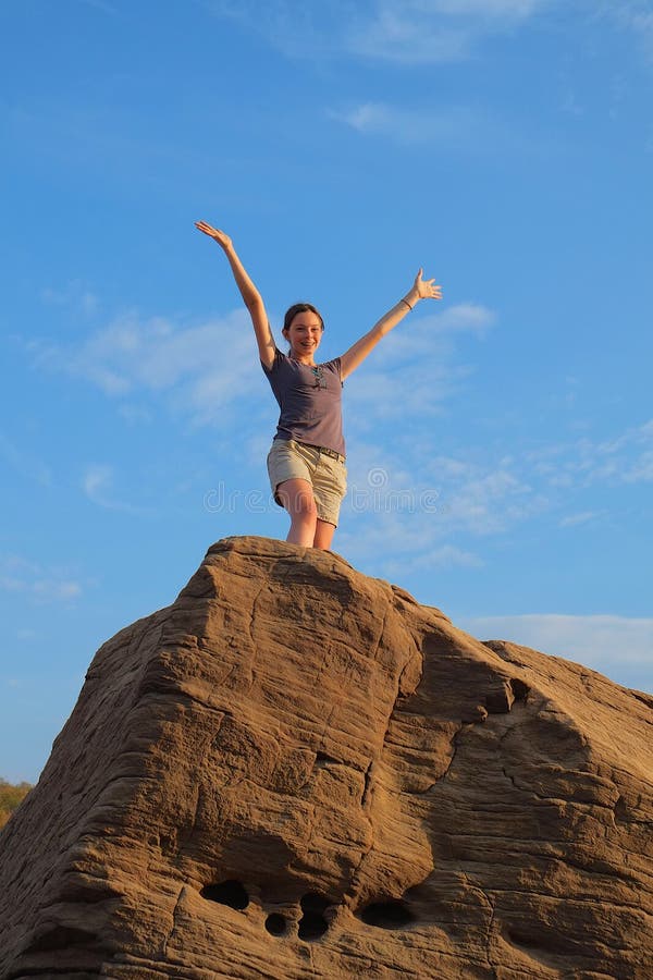 Muchacha triunfante imagen de archivo. Imagen de hermoso - 37476647