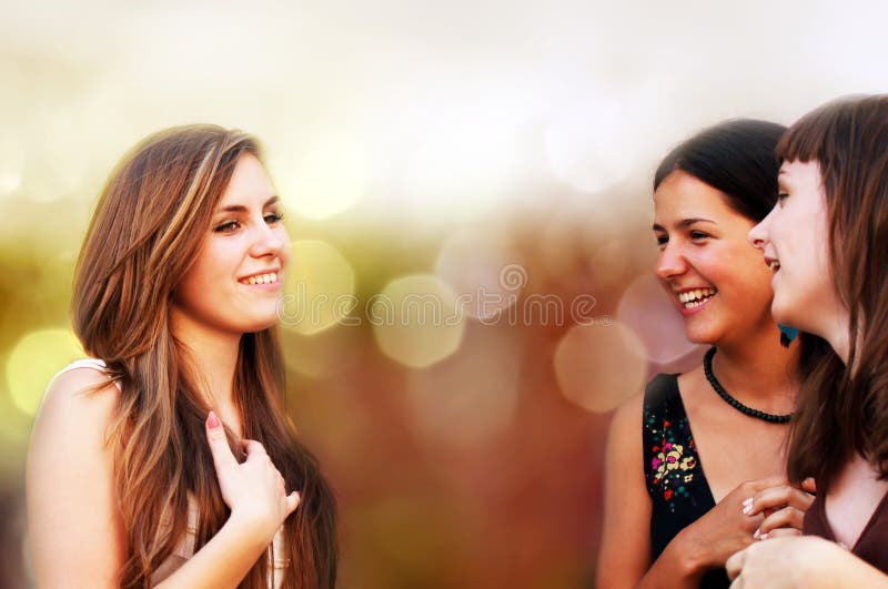 Estudiantes Universitarias Hermosas Imagen de archivo - Imagen de ...