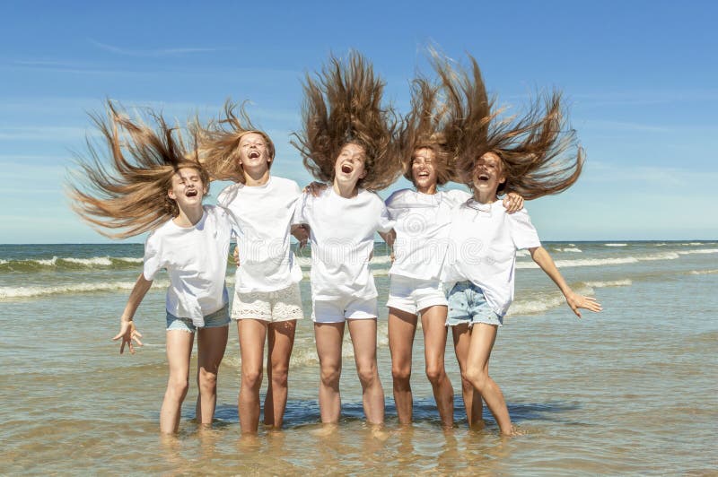 Muchachas Del Verano Que Juegan En La Playa Foto De Archivo Imagen De