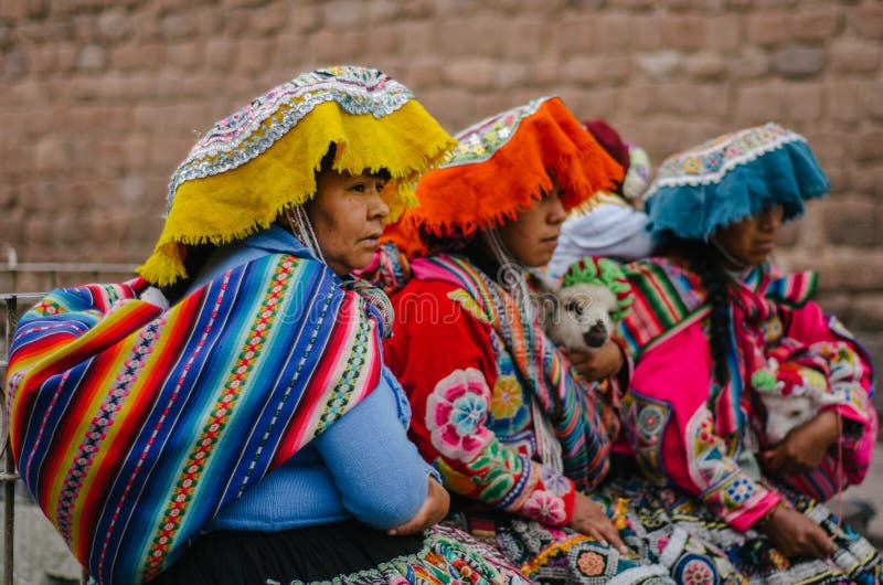 Mujeres Que Visten La Colorida Ropa Tradicional Del Perú. Fotografía ...