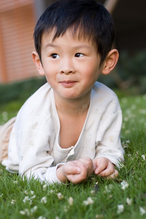 Muchacho foto de archivo. Imagen de humano, lindo, hoja - 8945068