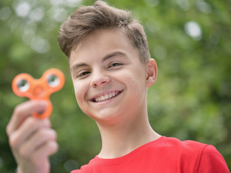Muchacho Adolescente Con El Hilandero Imagen de archivo - Imagen de ...
