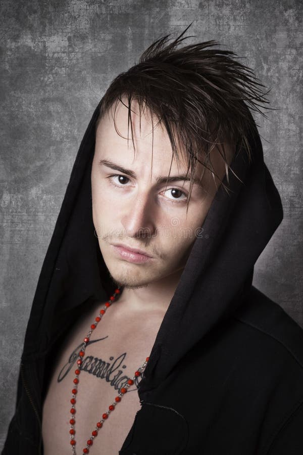 Muchacho Adolescente Que Parece Agresivo Y Que Se Sienta En Una Silla ...