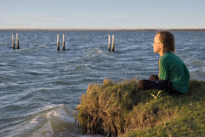 Muchacho Anhelante En El Lago Foto de archivo - Imagen de sunset ...