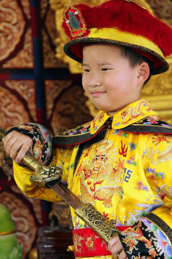 Muchacho Chino Como Emperador Fotografía editorial - Imagen de alineada ...