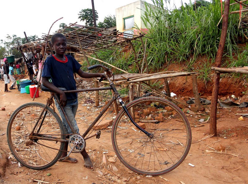 Muchacho Con La Bicicleta En Mozambique Rural Foto editorial - Imagen ...