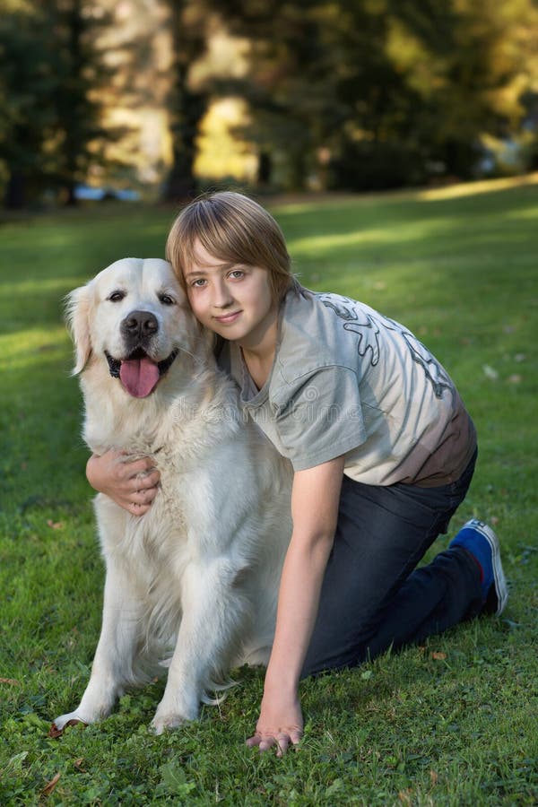 Muchacho Con Su Perro En El Parque Foto de archivo - Imagen de sonrisa ...