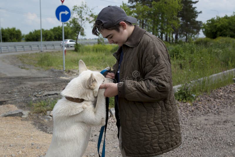 Muchacho con un perro imagen de archivo. Imagen de bozal - 123238045