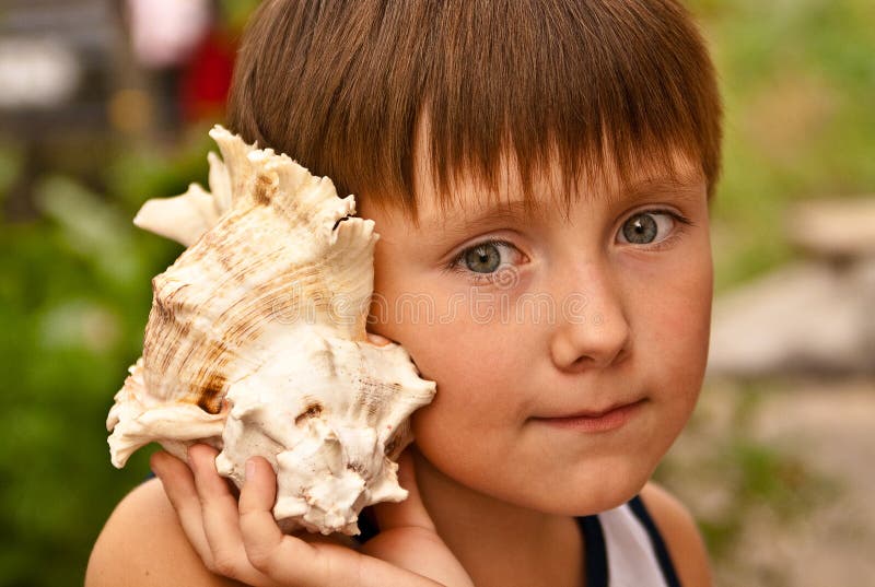 Muchacho con un shell imagen de archivo. Imagen de verano - 17400499