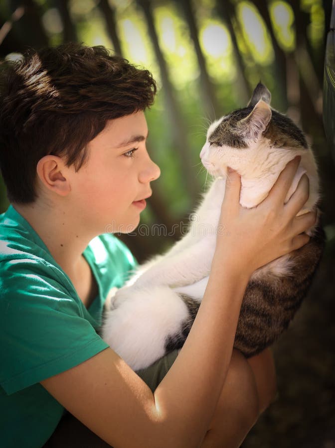 Muchacho Del Adolescente Con El Gato Imagen de archivo - Imagen de ...