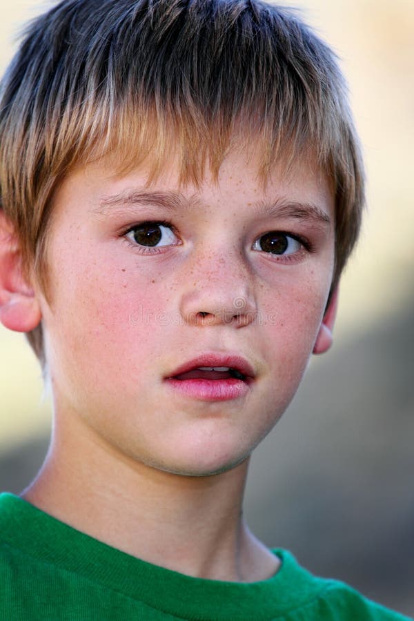 Un Muchacho Joven Del Preadolescente Foto de archivo - Imagen de rubio ...