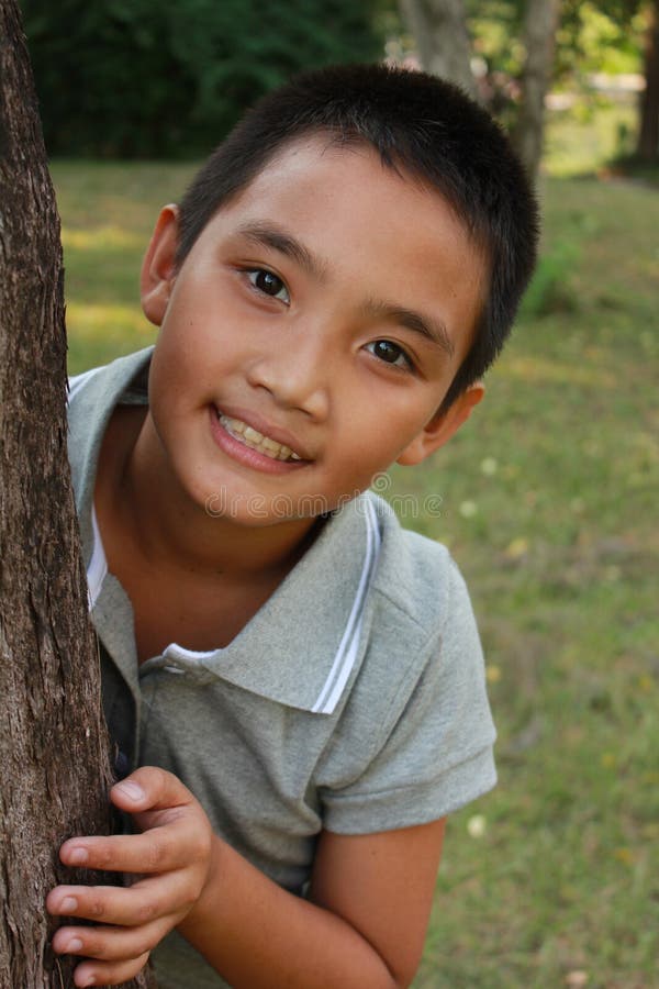 Muchacho feliz foto de archivo. Imagen de etnicidad, ocasional - 32768238