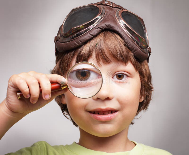 Muchacho Feliz Con Magnificar Foto de archivo - Imagen de lindo, bebés ...