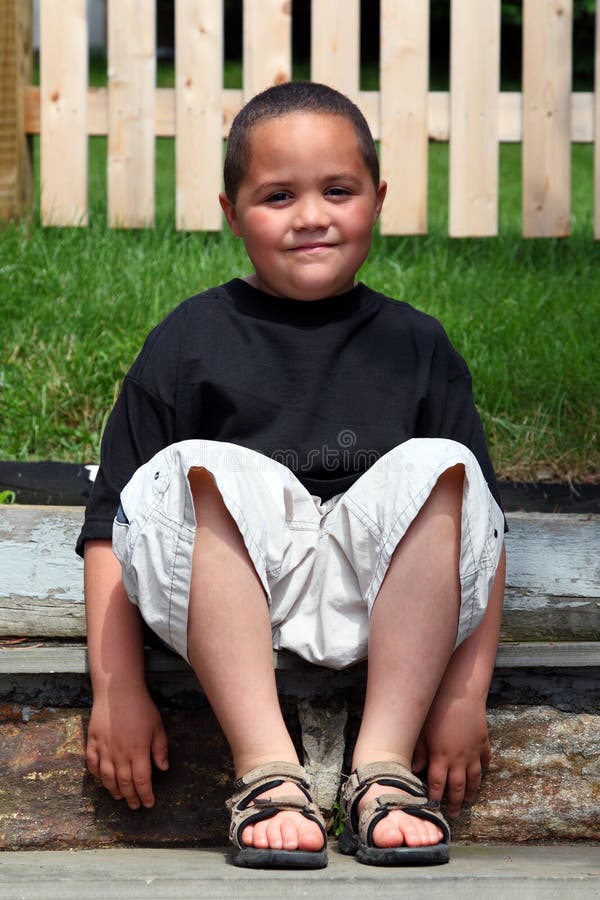 Muchacho feliz del latino foto de archivo. Imagen de afuera - 10006486
