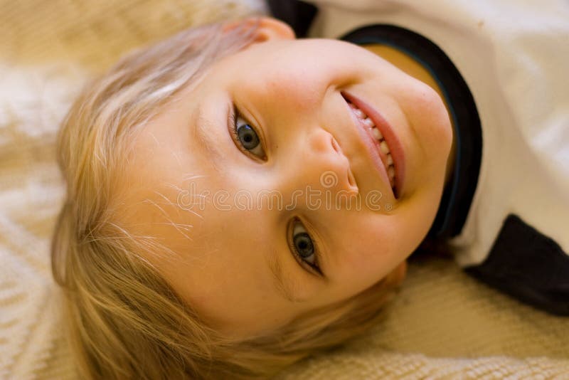 Muchacho feliz juguetón foto de archivo. Imagen de amigable - 1605726