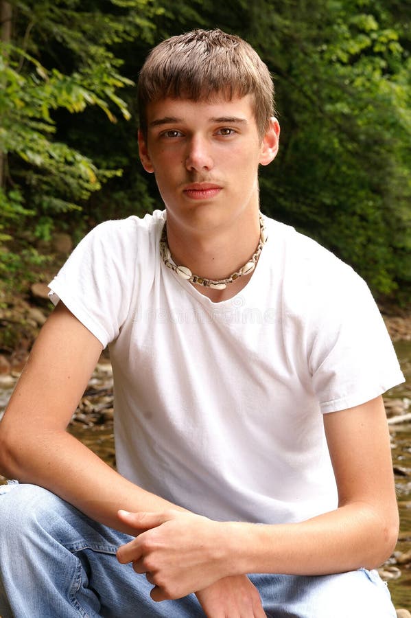 Muchacho hermoso imagen de archivo. Imagen de muchacho - 2492641