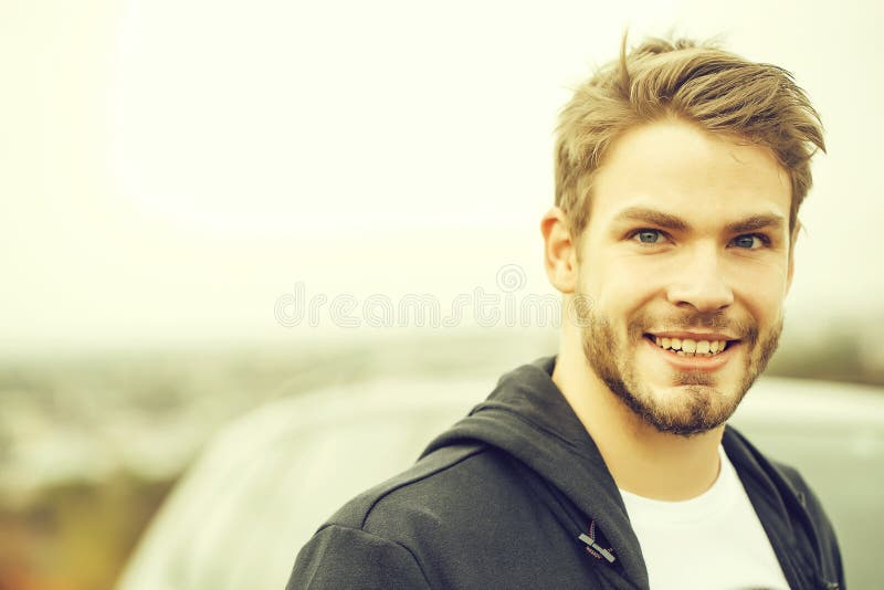 Muchacho hermoso joven imagen de archivo. Imagen de sonrisa - 122433739